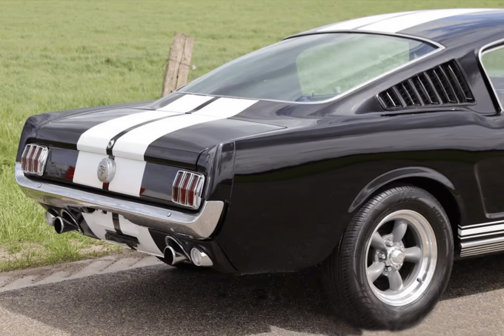 Trouwauto Ford USA Mustang GT Fastback V8 huren? | JS Trouwauto's