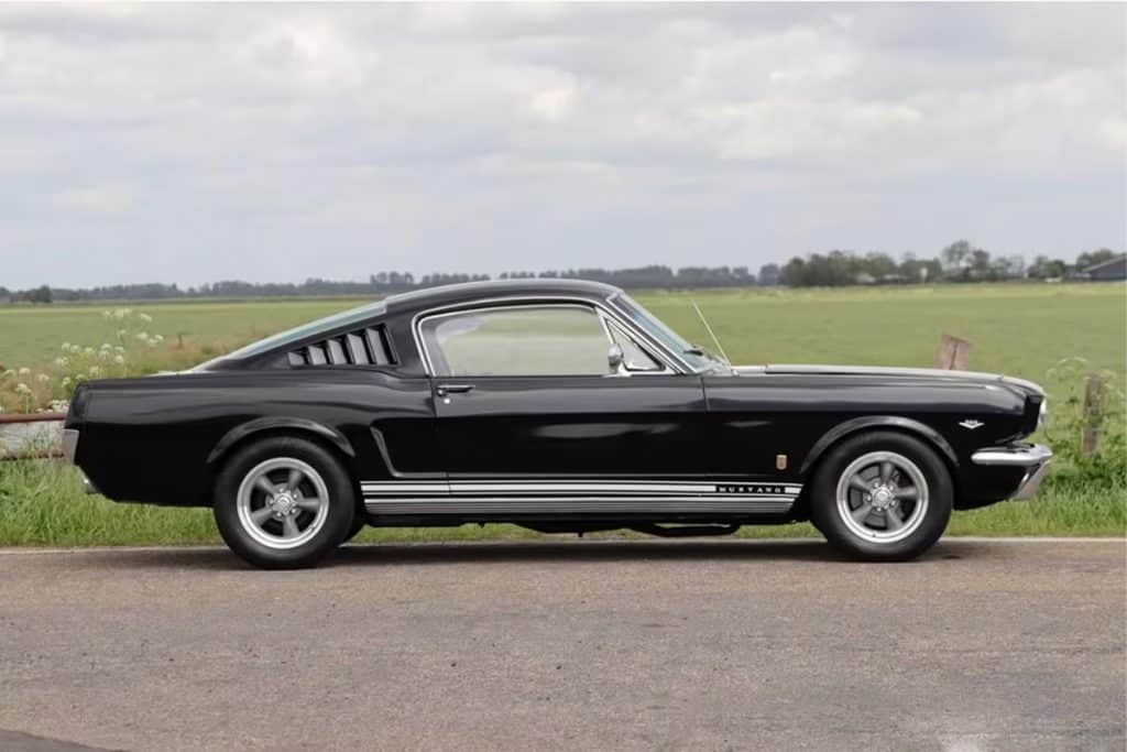 Trouwauto Ford USA Mustang GT Fastback V8 huren? | JS Trouwauto's