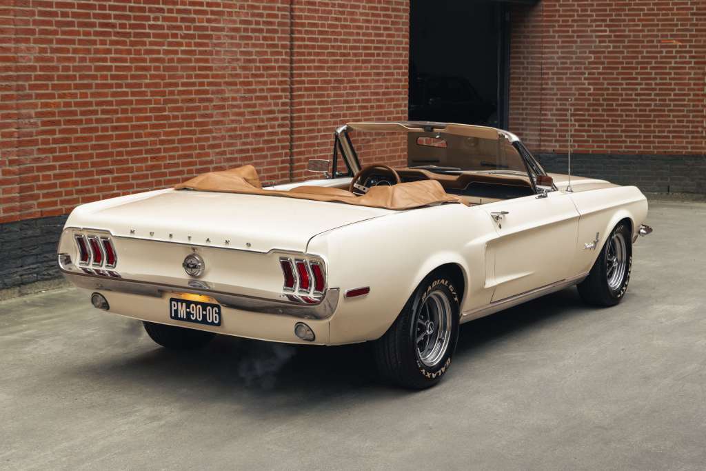 Ford Mustang Cabrio oldtimer huren | JS Trouwauto's